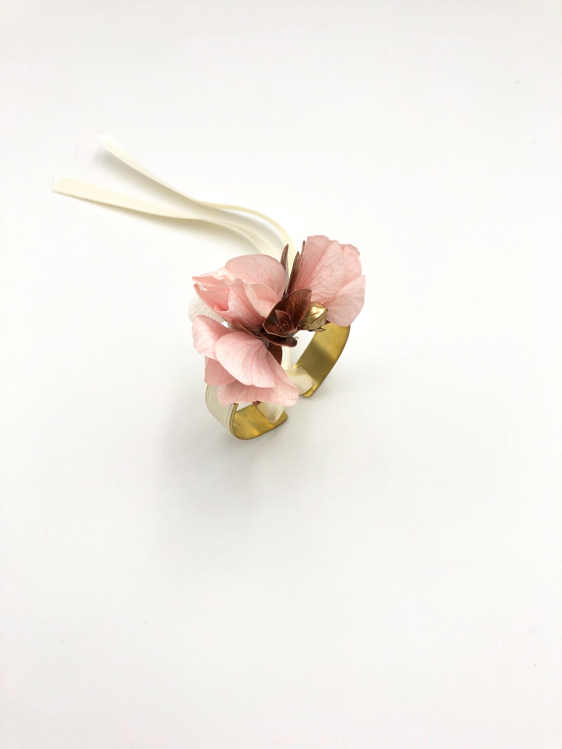 Bracelet jonc fleuri Phyra en fleurs stabilisées - Les Fleurs Dupont